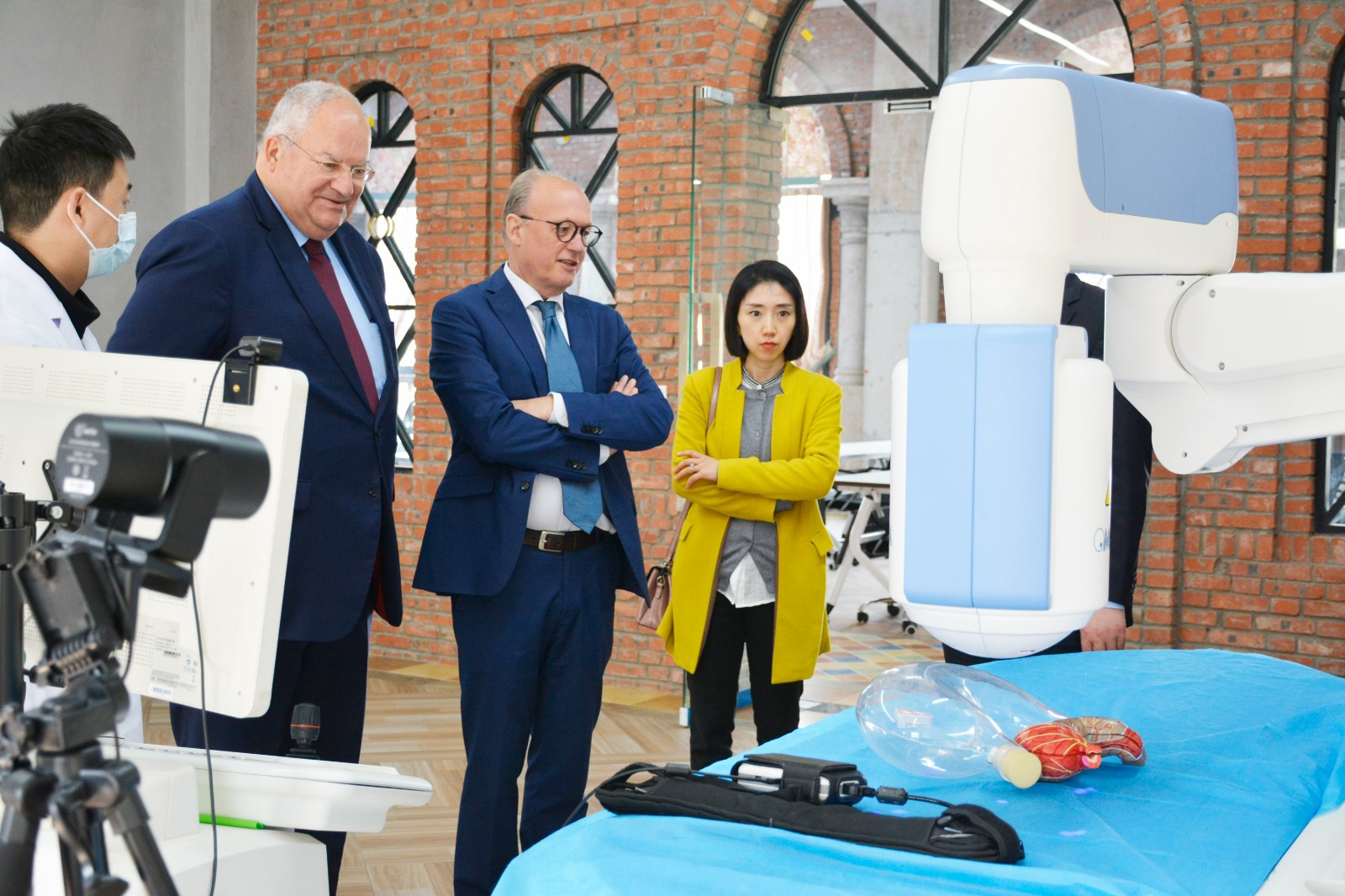 荷兰王国驻华大使馆副大使Roderick Wols一行访问金山科技集团_金山科技，全球智慧医疗专家