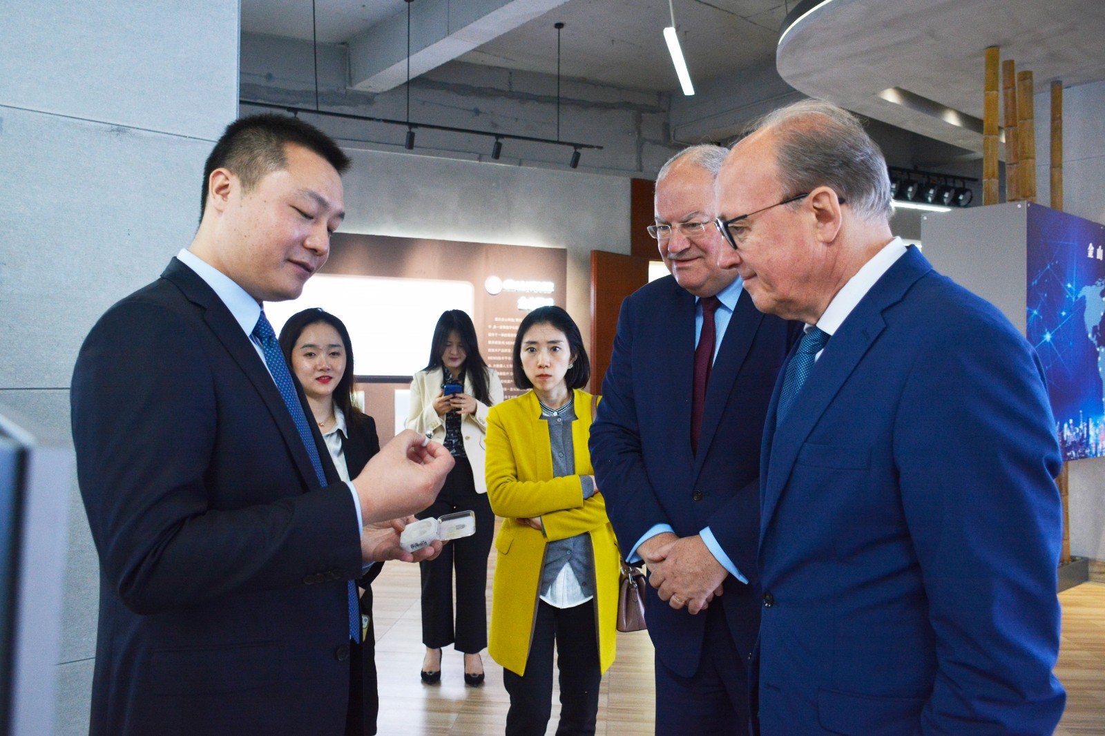 荷兰王国驻华大使馆副大使Roderick Wols一行访问金山科技集团_金山科技，全球智慧医疗专家